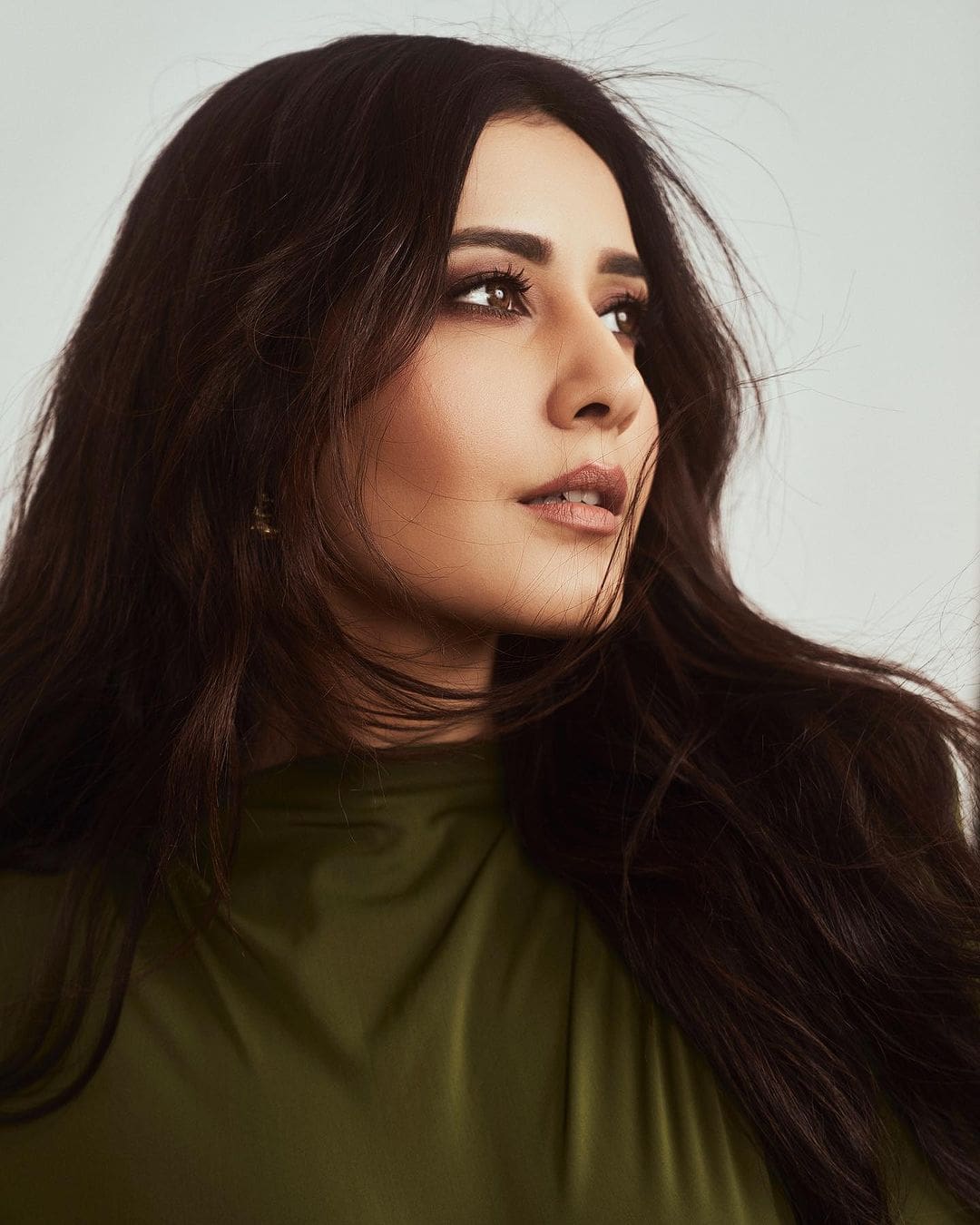Rashi Khanna: Stunningly Curvy and Bold on her Latest Photoshoot ...